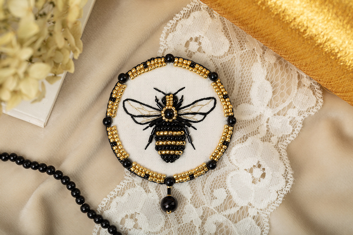 Please note that the actual colours of the embroidery may vary from the ...